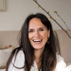 Luxe spiegel op maat met Ikea plakspiegels in de hal voor €75,-